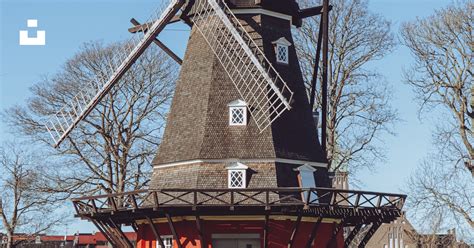 무성한 녹색 들판 위에 앉아있는 풍차 사진 Unsplash의 무료 코펜하겐 이미지