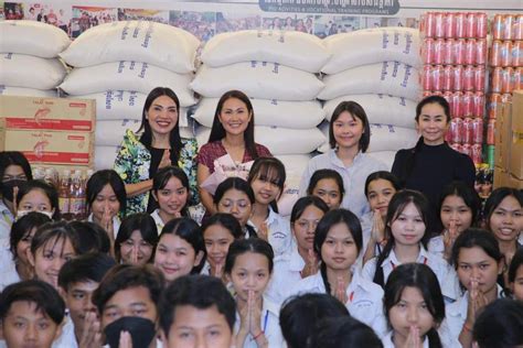 លោកស្រី ហ៊ុន ម៉ាណា អញ្ជើញសួរសុខទុក្ខ និងផ្ដល់អំណោយ ដល់សិស្សានុសិស្សនៅ