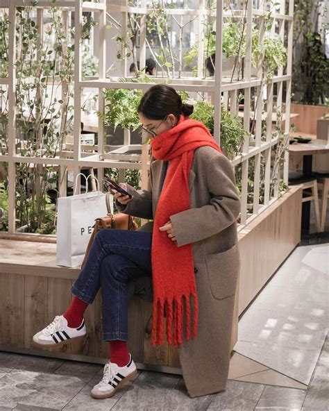 キム・ジュニさんのインスタグラム写真 キム・ジュニinstagram 「모카베이지 레드 조합 너무 예쁘죠 레드 머플러 문의가 많은데 저 머플러는 10년전쯤 에바주니 사입제품