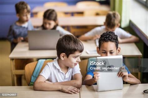 초등학교 에서 수업에 디지털 태블릿을 사용 하는 남학생 교실에 대한 스톡 사진 및 기타 이미지 교실 태블릿 학생 Istock