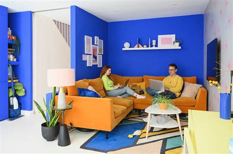 30 대 중반 부부는 화려한 현대 가정에서 노트북을 사용 하 여 밝은 색상에 대한 스톡 사진 및 기타 이미지 밝은 색상 가정 생활 노트북 Istock