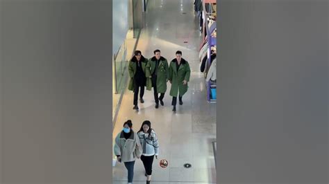 Новая мода в Китае, Молодёжь носит вместо пуховиков военные шинели ...
