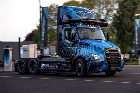 Daimlers Ecascadia Autonomous Electric Freightliner Prototype Dax Street
