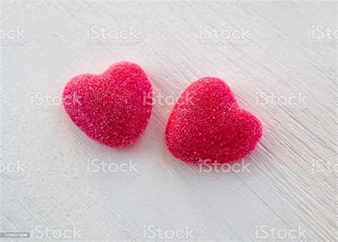 흰색 나무 배경에 두 개의 달콤한 빨간 사탕 심장 모양 클로즈업 발렌타인 데이 낭만적 인 개념 선택적 초점 개념에 대한 스톡 사진 및 기타 이미지 Istock