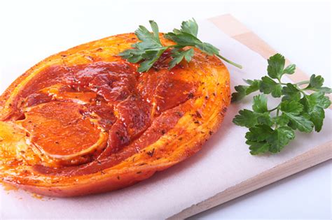 향신료와 파 슬 리와 원시 돼지고기 햄에 고립 된 흰색 배경 굽고 바베 큐 준비 단풍 0명에 대한 스톡 사진 및 기타 이미지 0명 건강한 식생활 그릇 Istock