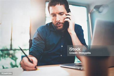 밝은 사무실에서 나무 테이블에 앉아 있는 동안 종이 문서에 메모를 만드는 남자의 보기 흐리게 배경입니다 가로 경영자에 대한 스톡 사진 및 기타 이미지 Istock