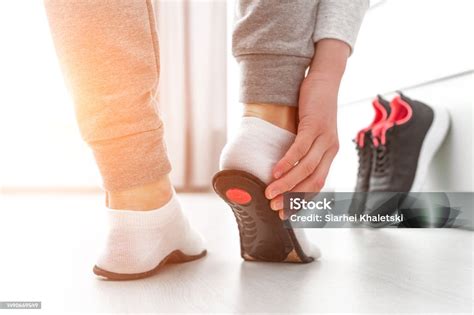 정형외과 깔창을 피팅하는 스포츠 여성 평발 및 발 정형 외과 질환의 치료 및 예방 발 관리 발 편안함 의료 편안한 스포츠 신발 착용 부드러움에 대한 스톡 사진 및 기타