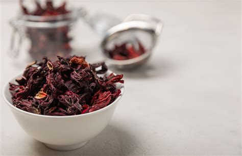 히비스커스 차 회색 시멘트 배경에 흰색 세라믹 그릇에 히비스커스 차 감기와 독감에 대한 비타민 차 공간을 복사합니다 0명에 대한 스톡 사진 및 기타 이미지 Istock