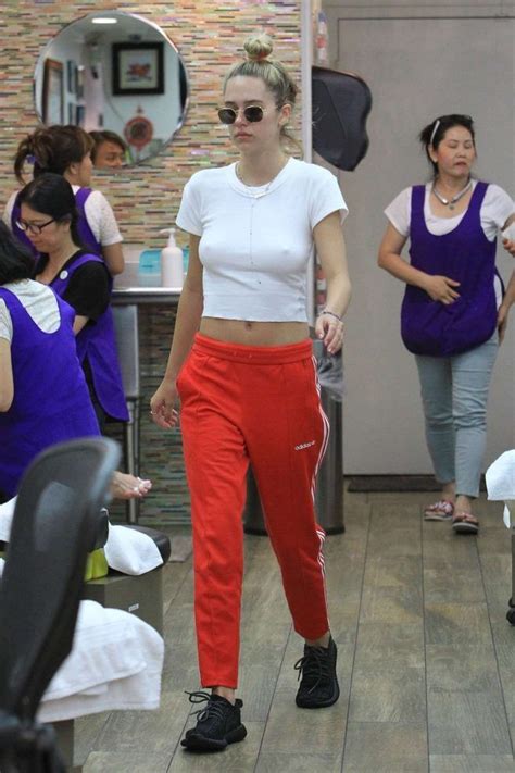 Delilah Hamlin Scrolller