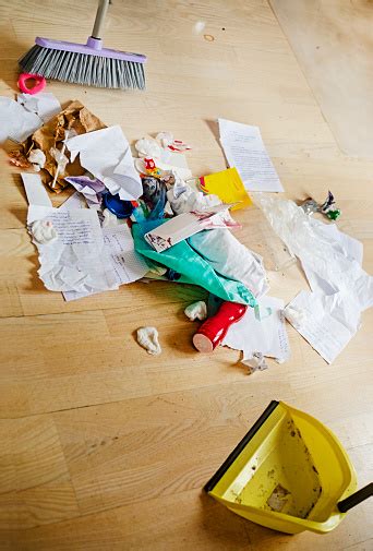 십 대 소녀는 쪽모이 세공 마루에 빗자루와 쓰레받기로 방의 쓰레기를 청소합니다 0명에 대한 스톡 사진 및 기타 이미지 0명 Health 가사 집안일 Istock