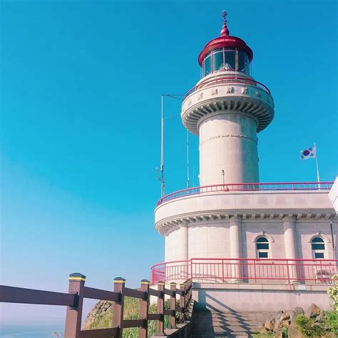 제주 최초로 빛을 밝힌 제주 우도 등대🏜 우도 등대는 2003년 12월 높이 16m 원형콘크리트조의 새로운 등탑 신축과 더불어 순수 국내기술로 개발한 등명기를 설치하였고