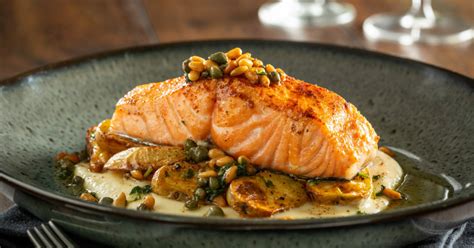 흰강낭콩 퓨레와 파프리카 연어 구이 Mowi Salmon Kr