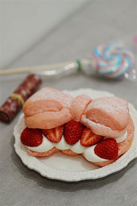 파스텔 캔디를 곁들인 딸기 크림 디저트 · 무료 스톡 사진