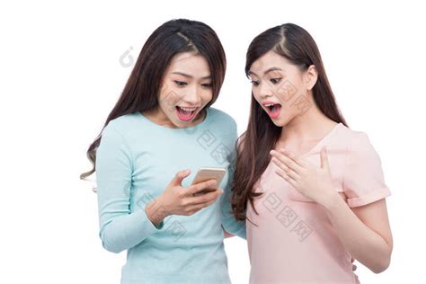 阅读文本消息的女孩图片 包图网企业站