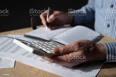 재무 문서 회계 통계와 함께 일하는 사업가 세금 계산 및 예산 개념 사람들에 대한 스톡 사진 및 기타 이미지 사람들 쓰기 계산기 Istock