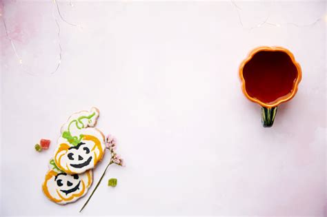 달콤한 호박 모양의 차와 수제 쿠키와 호박 컵과 할로윈 정물 밝은 핑크 미적 가을 휴가 또는 트릭 또는 개념을 치료 공간을 복사합니다 가정 요리와 아늑함 10월에 대한 스톡