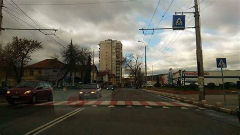 Млада шофьорка блъсна лекарка на пешеходна пътека и избяга Жената спасиха момчетата от близкия