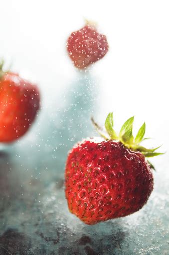 일부 잘 익은 신선한 집에서 자란 딸기는 물 방울을 살포 하는 동결 유리 배경에 백 라이트 텍스트의 공간을 복사합니다 매크로