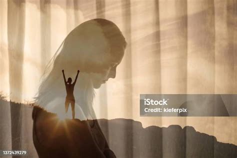 희망을 찾는 슬픈 여자 힘과 내면의 행복을 찾는 자기 의심을 극복 우울함에 대한 스톡 사진 및 기타 이미지 우울함 정신 건강 중독 Istock