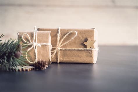 크리스마스와 제로 폐기물 환경 친화적 인 포장 나무 눈송이와 어두운 배경에 나무 테이블에 별 공예 종이에 포장 선물 생태 크리스마스 휴가 개념 나무와 에코 장식 0명에 대한