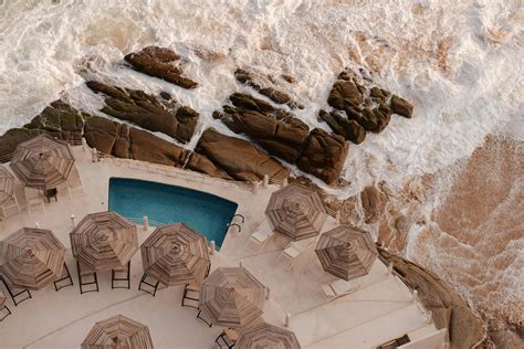 게레로 경치가 좋은 고요한 관광 당구 드론으로 찍은 사진 럭셔리 레저 레크리에이션 리조트 만만한 곳 멕시코 목가적인 바다 바위 북미 선베드