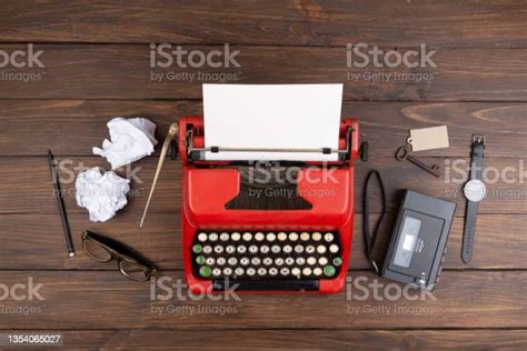 나무 책상에 저널리즘 또는 블로깅 개념 빈티지 타자기 최고 보기 0명에 대한 스톡 사진 및 기타 이미지 0명 개념 고풍스런 Istock