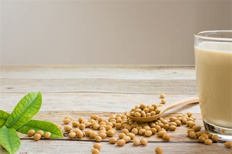 Leche De Soja Y Soja En El Fondo De Madera De La Tabla Concepto Sano
