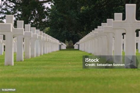 프랑스 노르망디 주 콜레빌 쉬르 메르의 오마하 비치 시메티에 아메리카인에 있는 미국 전쟁 묘지에서 쓰러진 미군 병사들의 하얀 십자가 줄 World War Ii에 대한 스톡