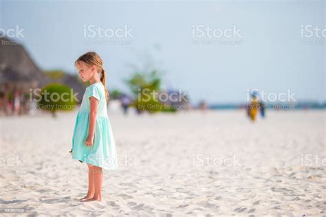 리틀 사랑스러운 여자아이 흰색 롱 비치 귀여운에 대한 스톡 사진 및 기타 이미지 귀여운 놀이 물가 Istock