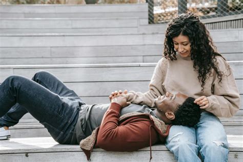 17 Outdoor Couple Photoshoot Poses For Your Romantic Love Story