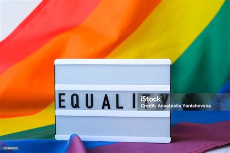 라이트박스와 텍스트 평등무지개 플래그 실크 소재로 만든 무지개 Lgbtq 플래그 Lgbtq 자부심의 달의 상징 동등한 권리 평화와 자유 0명에 대한 스톡 사진 및 기타