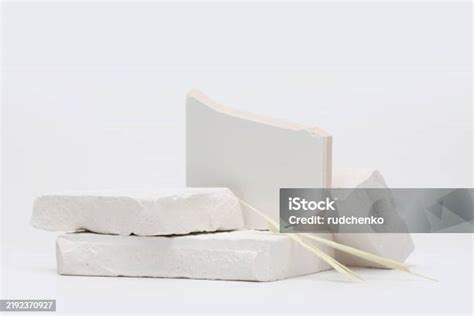 스택 돌 플랫폼 연단 통하고 회색 빛 복사 공간 배경 최소한의 빈 디스플레이 제품 프레젠테이션 장면 0명에 대한 스톡 사진 및 기타 이미지 Istock