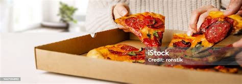 상자에서 피자 조각을 가져가는 손 파티 간식 복사 공간이 있는 배너 건강에 좋지 않은 음식에 대한 스톡 사진 및 기타 이미지 건강에 좋지 않은 음식 단체 라트비아