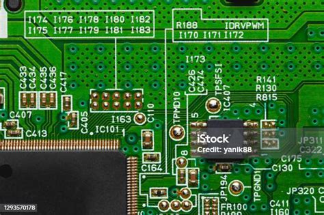 트랜지스터 및 스트랩 요소가 있는 녹색 마이크로회로의 전자 회로 클로즈업 마이크로칩 0명에 대한 스톡 사진 및 기타 이미지