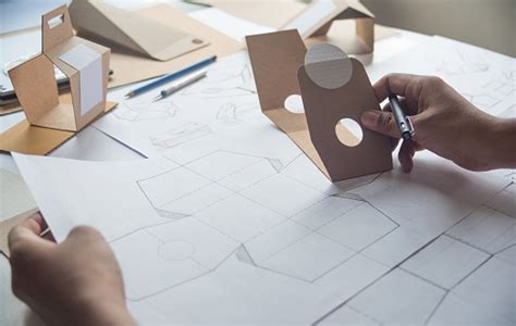 디자이너 스케치 드로잉 디자인 브라운 크래프트 골판지 종이 제품 에코 포장 모형 상자 개발 템플릿 패키지 브랜딩 라벨 디자이너 스튜디오 컨셉 개념에 대한 스톡 사진 및 기타