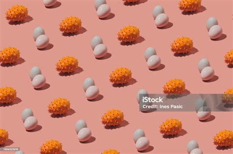 스파이크와 오렌지 키와노 멜론 과일과 핑크와 회색 파스텔 색상의 부활절 달걀 패턴 부활절 휴일 창조적 인 개념 배경 0명에 대한 스톡 사진 및 기타 이미지 Istock