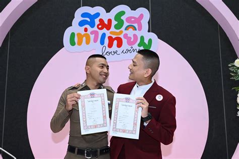 เดลิมิเร่อร์ สมรสเท่าเทียม Lgbtqian สะบัดธงสีรุ้ง