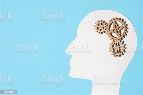 파란색 배경에 뇌 대신 기어가 있는 인간 머리의 종이 실루엣 플랫 레이 텍스트 공간 인간의 두뇌 창의적 사고의 개념 0명에 대한