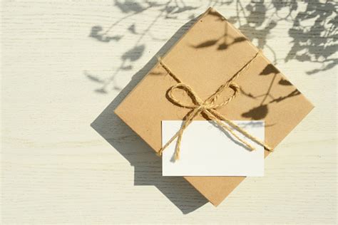 선물 상자와 잔디 또는 식물의 그림자가있는 흰색 나무 책상에 빈 인사말 카드 복사 공간 선물 카드에 대한 스톡 사진 및 기타 이미지 선물 카드 공란 배경 주제