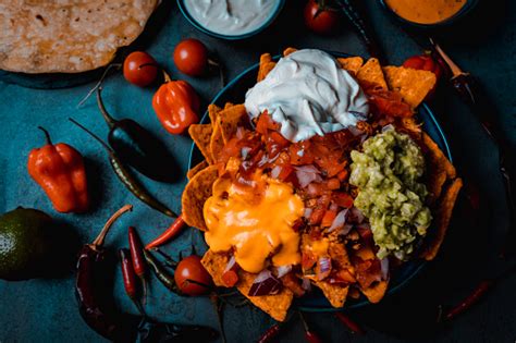 나초 피코 드 갈로 사워 크림 과카몰리와 체다 치즈 다크푸드 0명에 대한 스톡 사진 및 기타 이미지 0명 구아카몰 나쵸 Istock