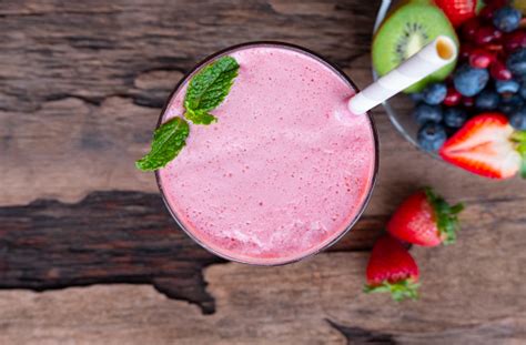 딸기 스무디 레드 다채로운 과일 주스 밀크 블렌드 음료 건강 한 고 단백 상단 보기에서 나무 바탕에 유리 음료 에피소드 아침에 맛 있는 맛 웃옷에 대한 스톡 사진 및 기타