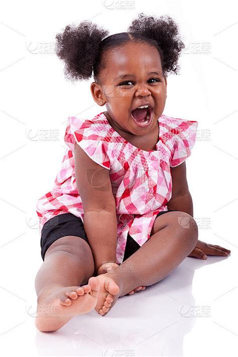 可爱的非洲裔美国小女孩在笑