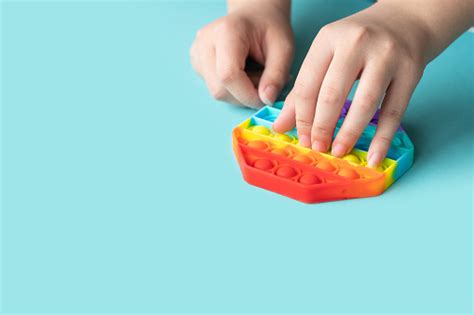 실리콘 장난감 안티 스트레스 팝 새로운 트렌디 한 장난감 다채로운 안티 응력 실리콘 센서 장난감 감각 지각에 대한 스톡 사진 및
