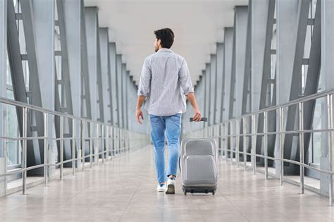 비행기로 이동 공항 터미널에서 여행 가방을 들고 걷는 남성 여행자 공항에 대한 스톡 사진 및 기타 이미지 공항 남자 걷기 Istock