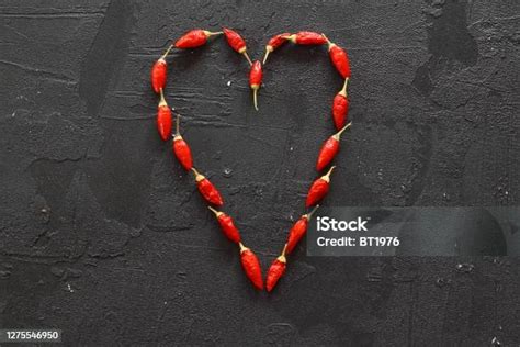 검은 색 배경에 붉은 칠리 고추의 심장 기호 디자이너를 위한 공백 텍스트용 여유 공간 0명에 대한 스톡 사진 및 기타 이미지 0명 개념 검은색 Istock