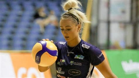 Gabi Gagliassi Do Vôlei Se Joga Na Areia E Sobe O Clima