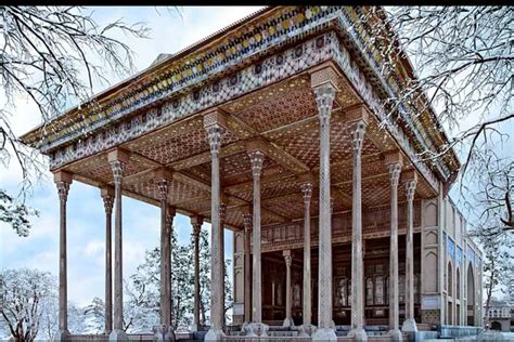 کاخ هفت‌دست و کوشک آیینه‌خانه در اصفهان