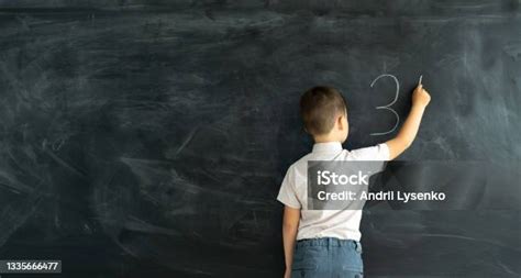 수학 수업에서 수업의 학생은 분필이있는 분필 보드에 기록합니다 초등학교 수학 수업 학습 개념 학교로 돌아갑니다 배너 및 텍스트 장소 교사 교육 관련 직업에 대한 스톡 사진