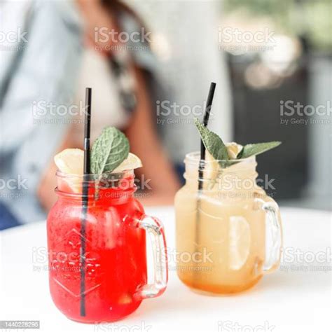 하얀 테이블에 얼음과 민트를 곁들인 맛있는 신선한 음료 2 잔 여름 차가운 레모네이드 20 24세에 대한 스톡 사진 및 기타 이미지 20 24세 감귤류 과일 건강한
