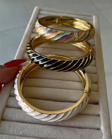 ‎انگشتردستبندگوشوارهبنگلگردنبندژوپینگنیمست‎ On Instagram‎ ⁨ ورق